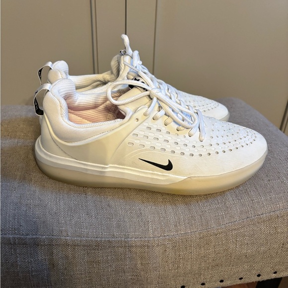 Nike | Shoes | Nike Sb Zoom Nyah 3 Whiteblack Summit Dj63 100 Mens 75 ...